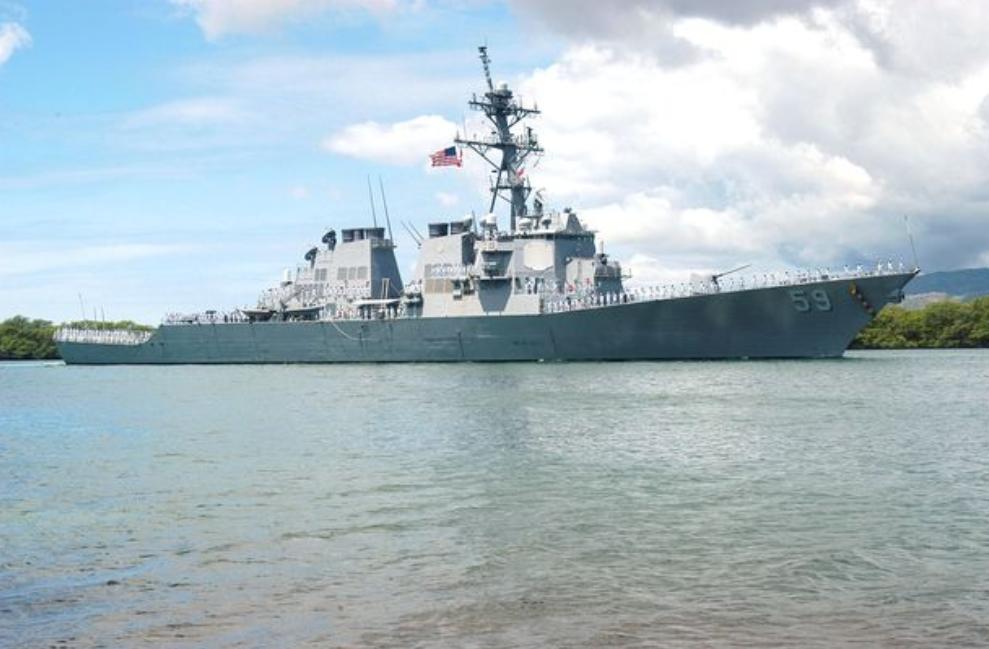 It's America again!The UFO appeared over the US Navy formation, flying ...