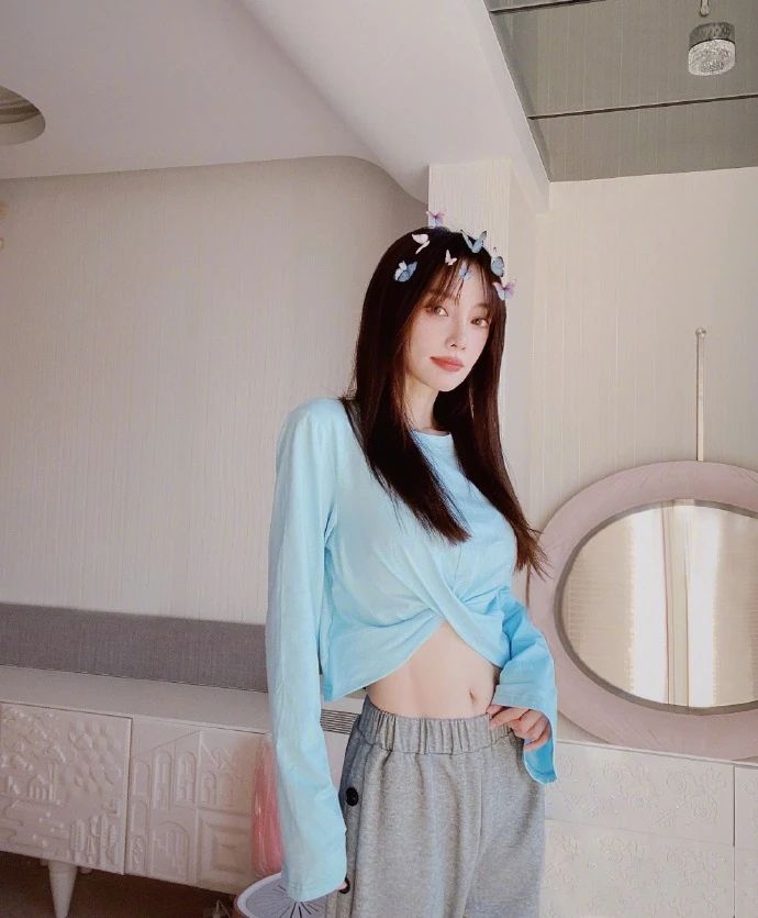 Li Xiaolu is getting bolder! The photos are either showing small waists or beautiful legs, full ...