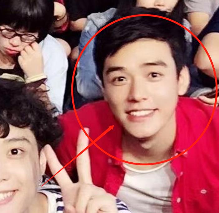 The hot search on Gong Jun's graduation photo from university, the ...