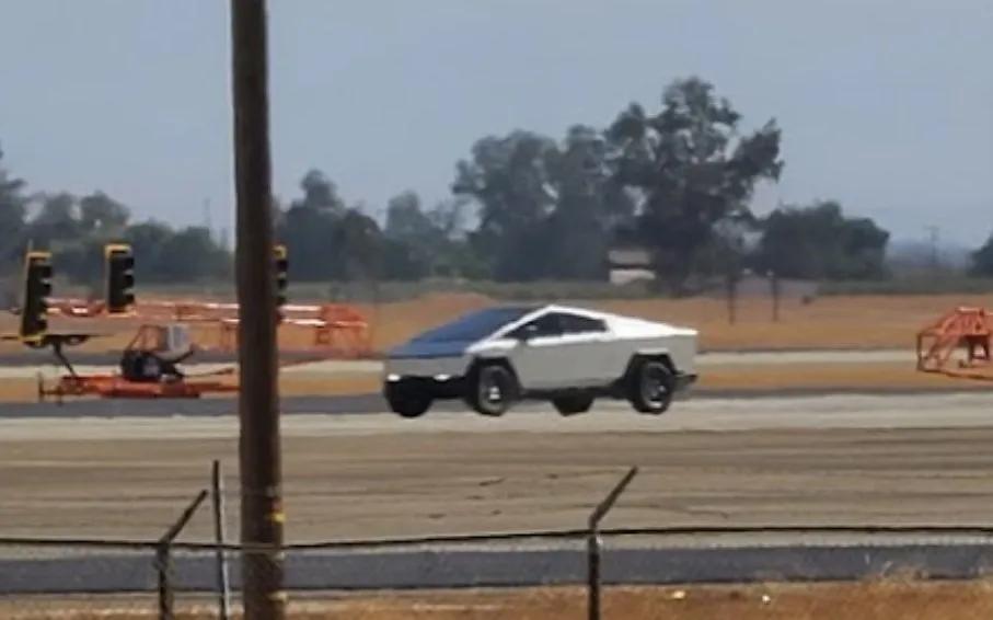 The new Tesla Cybertruck begins testing, with rearview mirror and ...