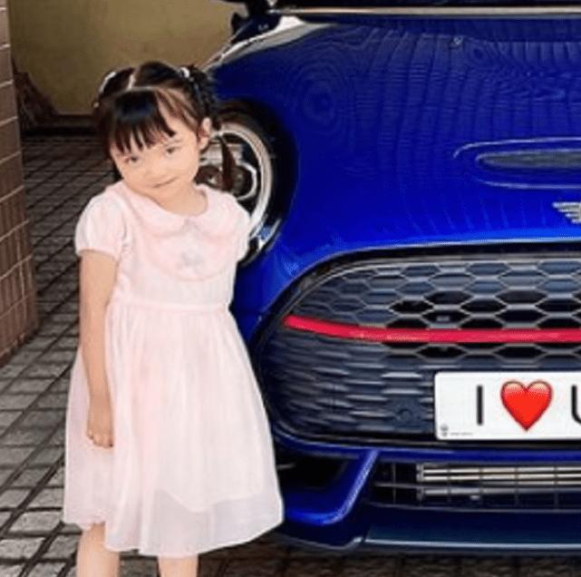 Xiong Dailin's husband exposes twin daughters on Father's Day, and her little sister turns into ...