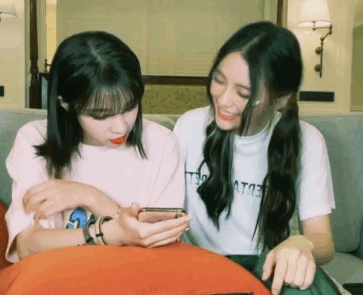 Baby appeared in Song Yuqi's live broadcast room, the two embraced ...