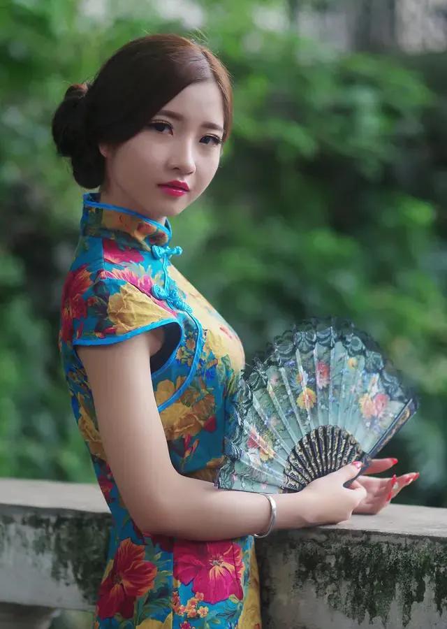 How good are women wearing cheongsam? - iNEWS