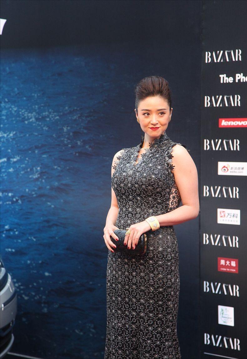 Jiang Xin's body is slightly fat and mature, and the tight skirt has ...