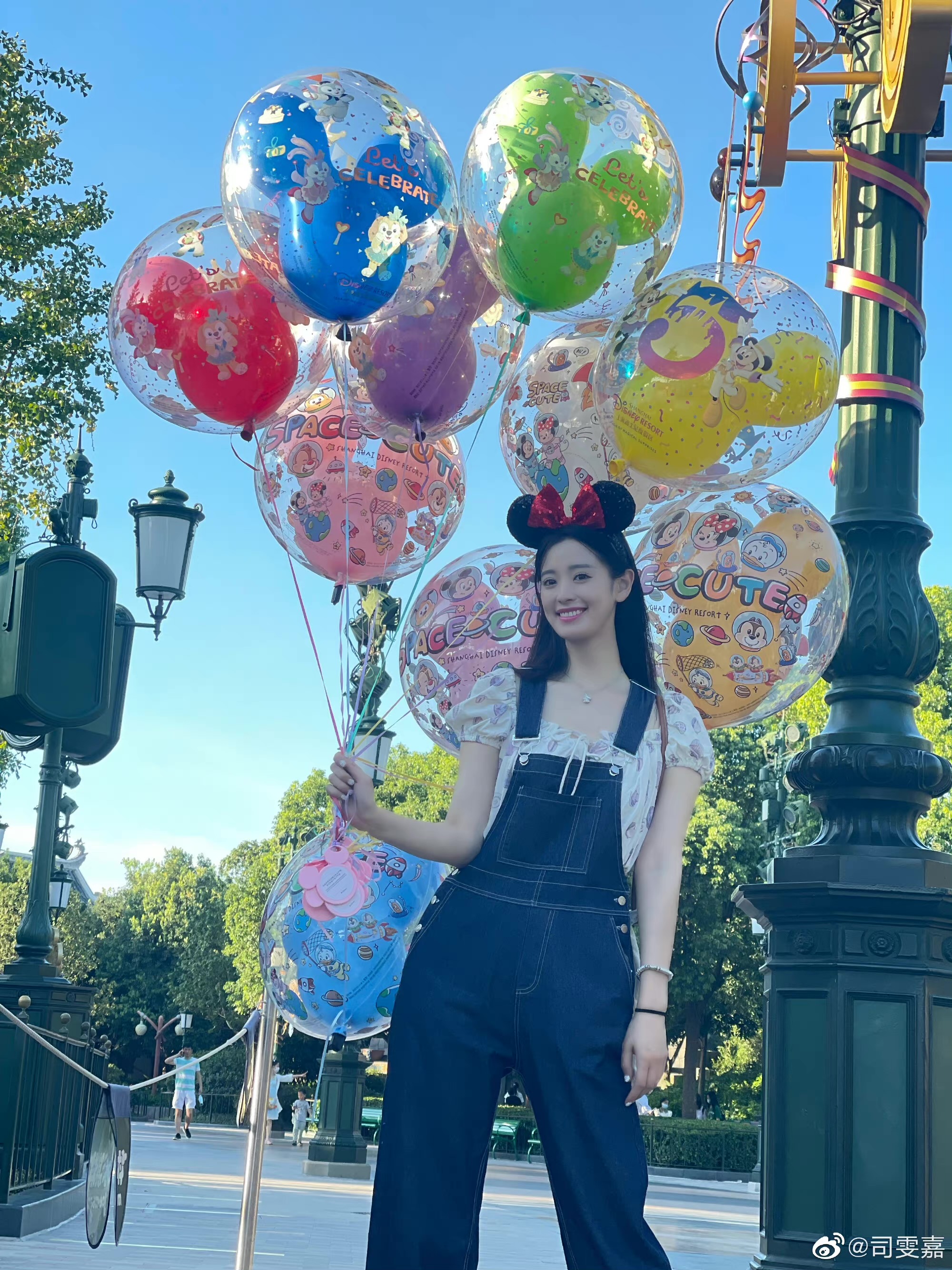 Host Si Wenjia and Daji Wen Bixia are visiting Disneyland together ...