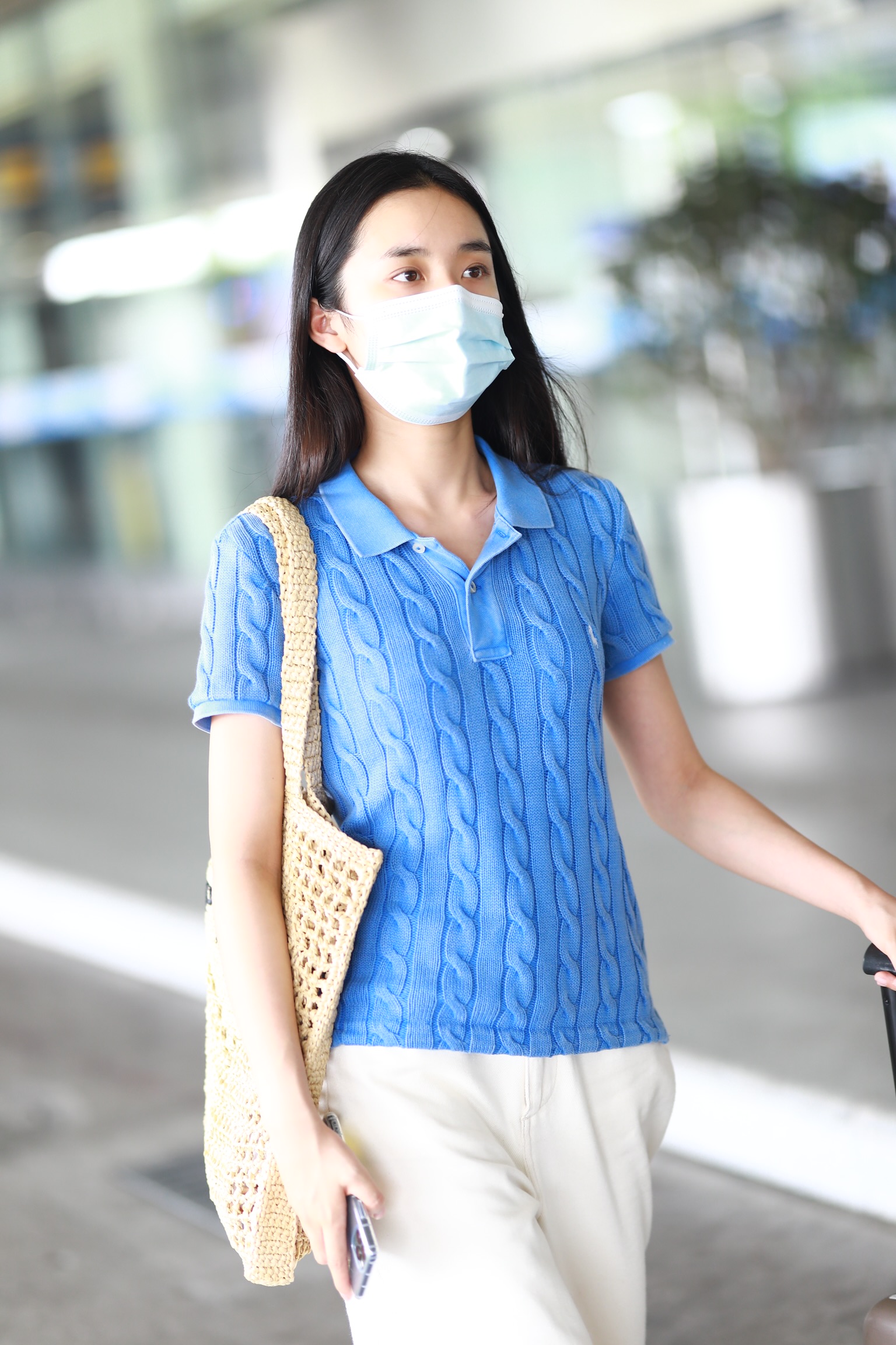 Fan Shiran appeared in the airport in simple dress, blue and white ...