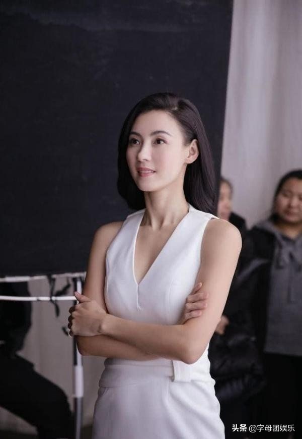 Cecilia Cheung is diving in the swimwear, the body is clear, and the ...