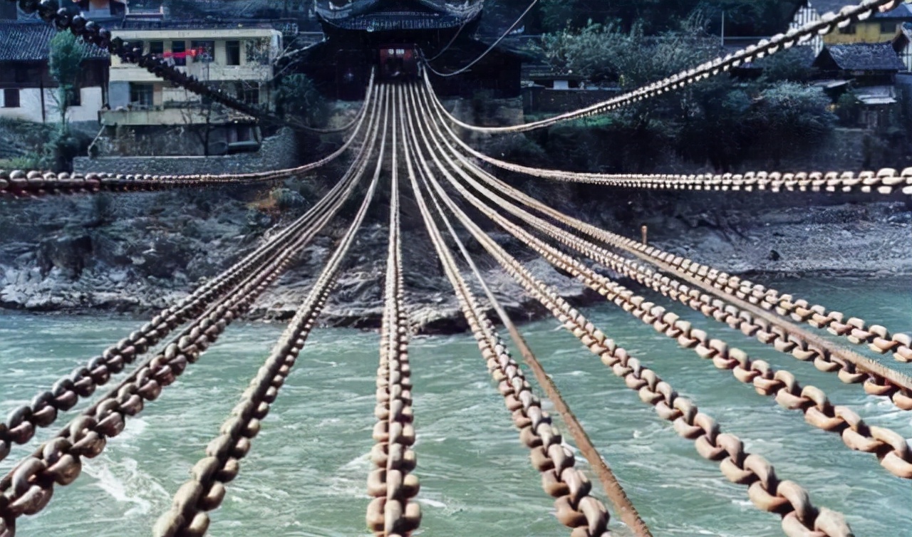 How was Luding Bridge built 300 years ago?More than 10,000 iron rings ...