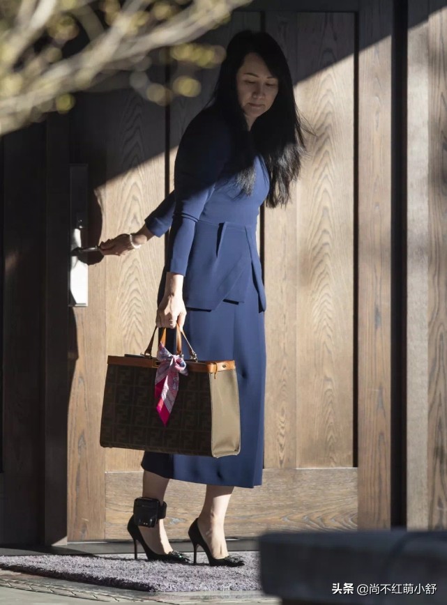 Meng Liang Zhanhuan New Blue Dress show, step on the fine needle shoes ...