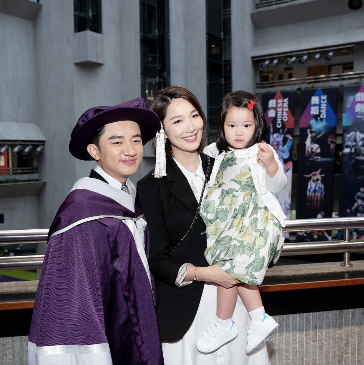 Li Ya-nan's eldest daughter feeds water to his younger sister, Gabby is ...