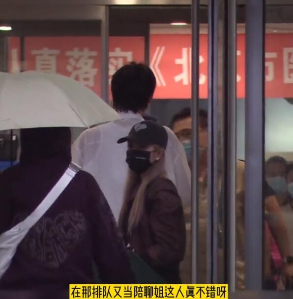 Love quickly?Zhou Yangqing and 6-year-old Chen Ruifeng joined hands to ...