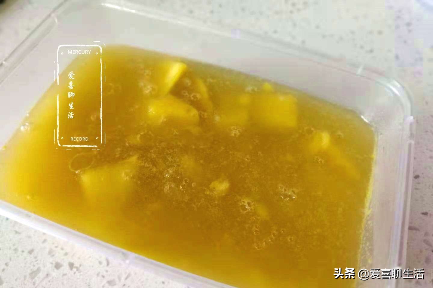 Mango is boiled like this, let cool and cut into pieces. It is sweet ...