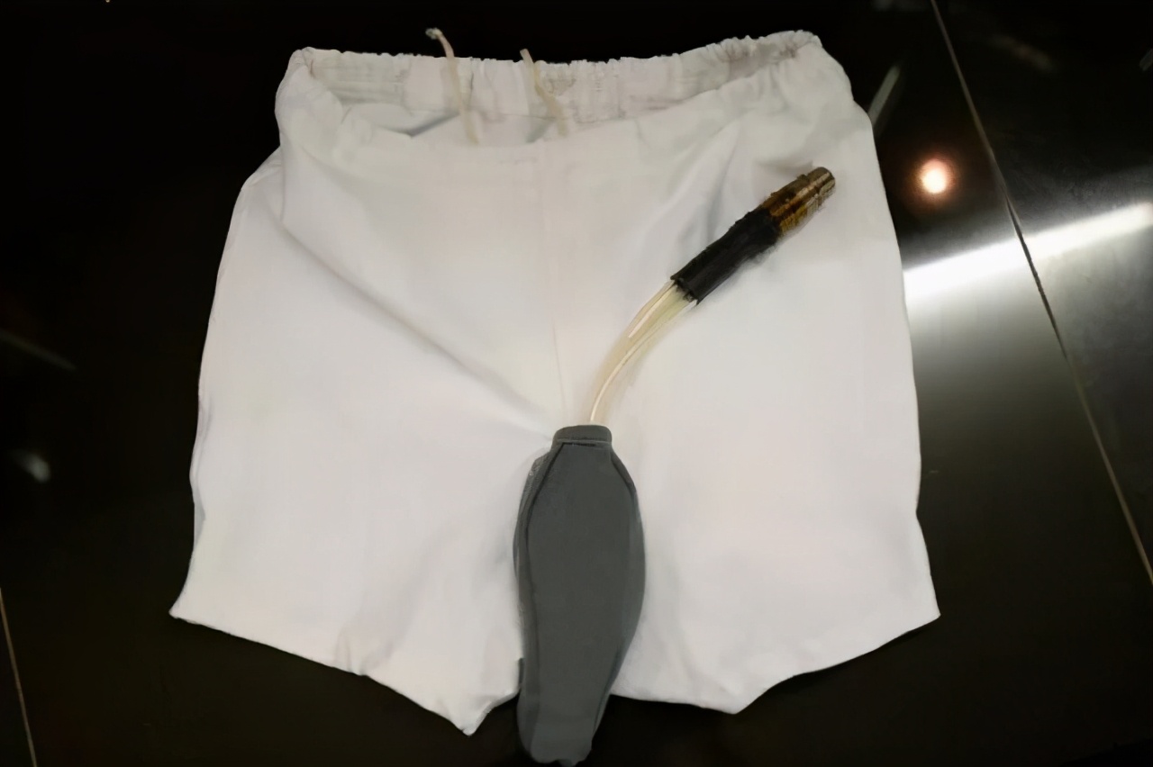 There is no toilet on the fighter jet, how to solve the physiological ...