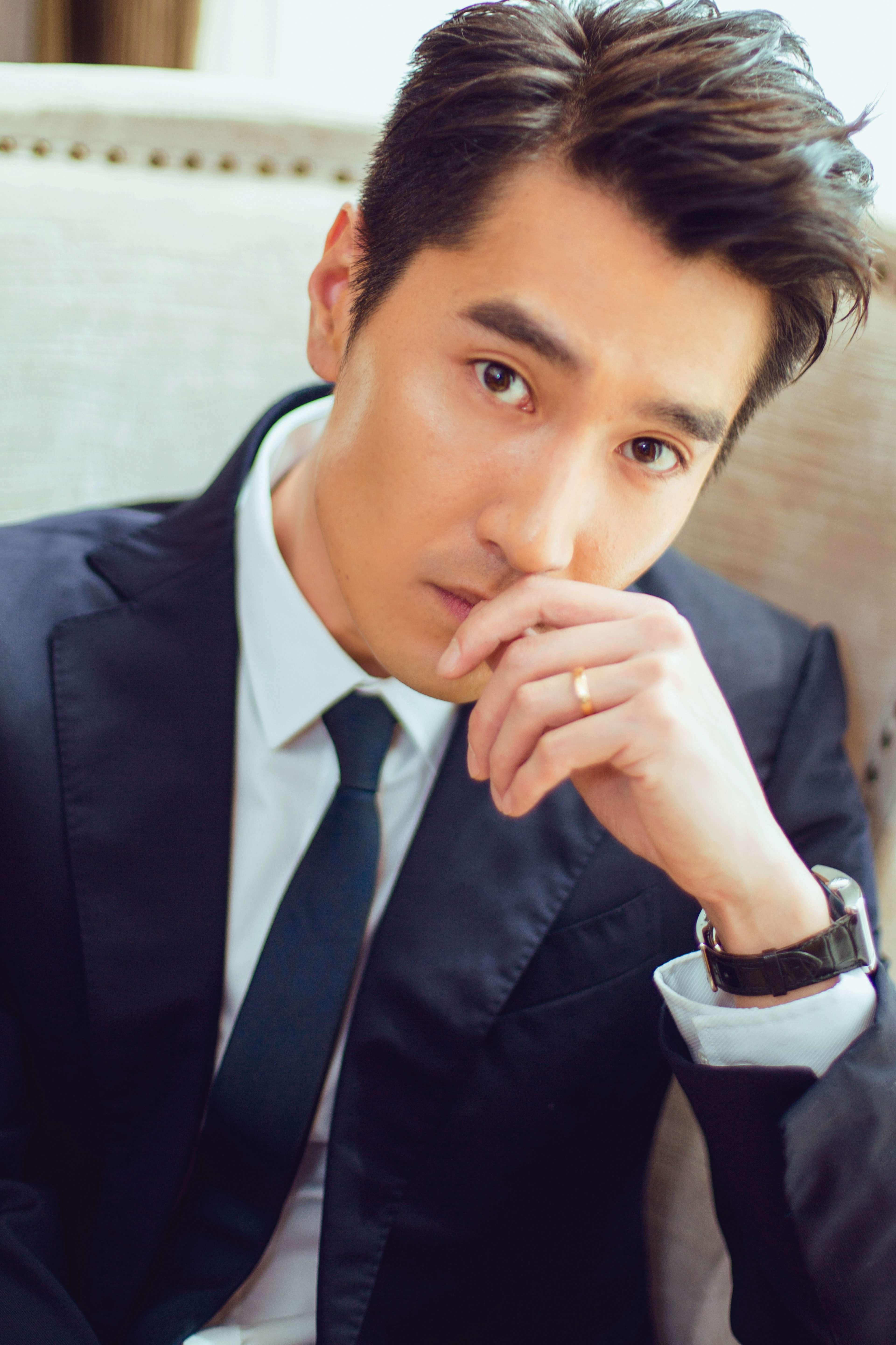 Zhao Youting and Zhou Yi walked around the red carpet. The two male ...