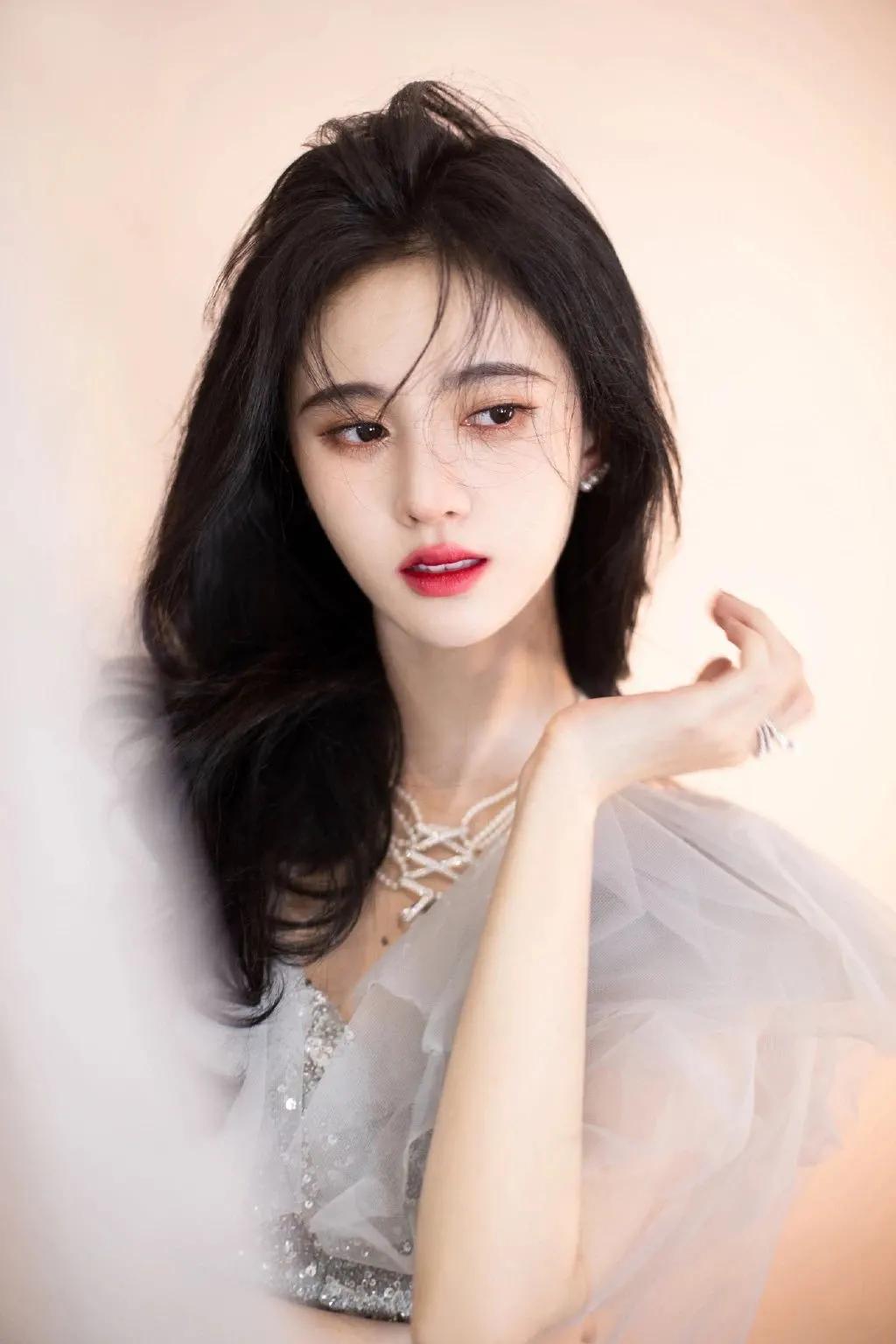 Say goodbye to wigs, Zhao Lusi's "tou and face" hairstyle is super thin ...