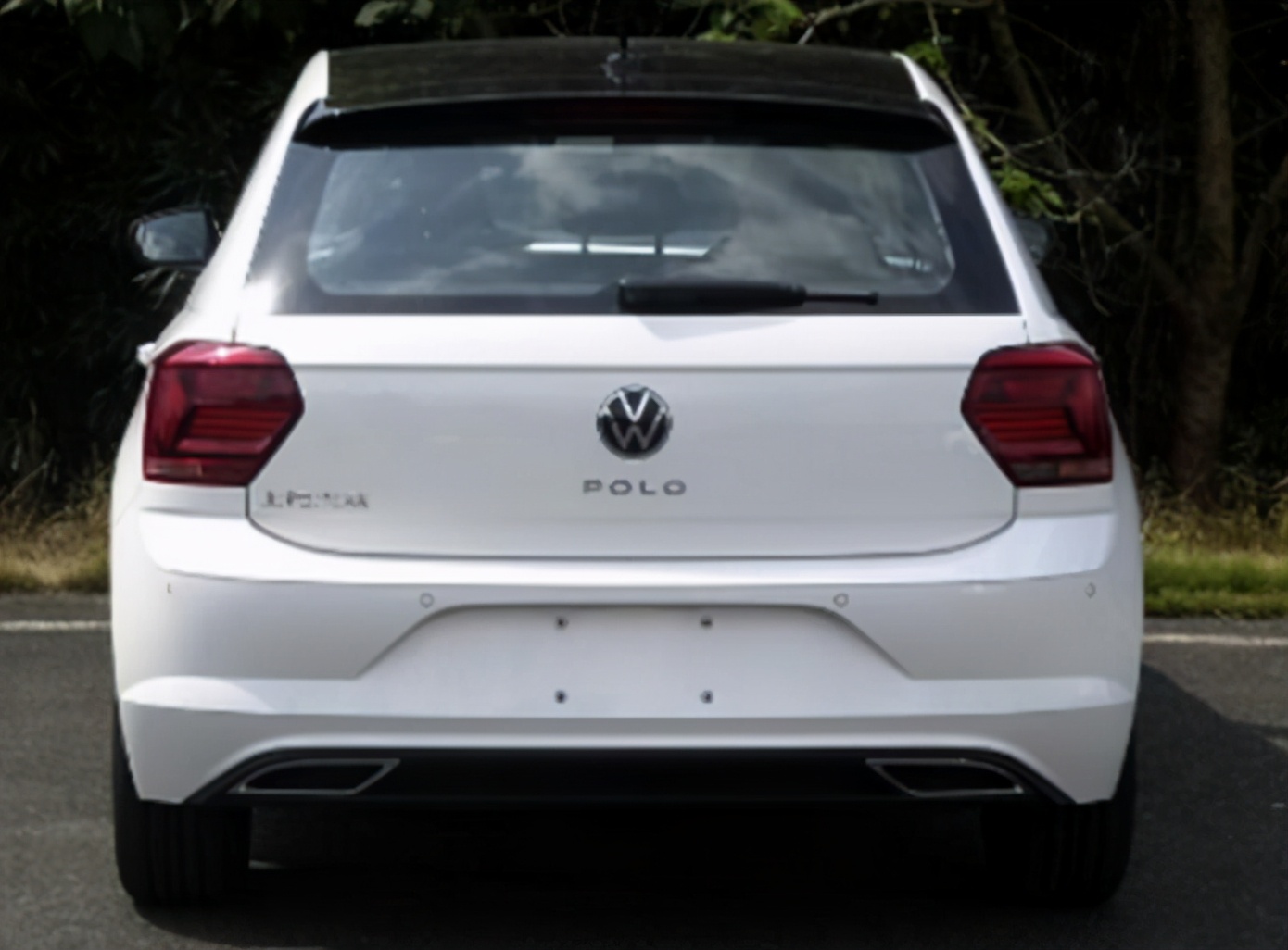 With letters under the car logo and 6 airbags, the new Volkswagen POLO ...