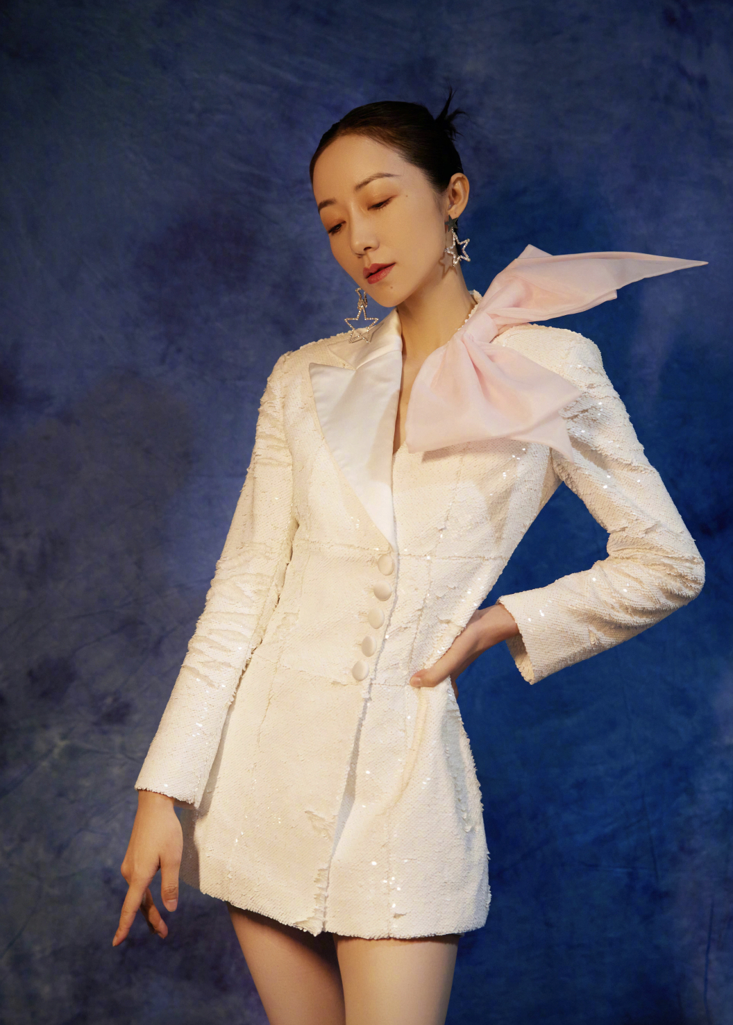 Han Xue's suit is so beautiful and sassy, she has to wear a bow on her ...