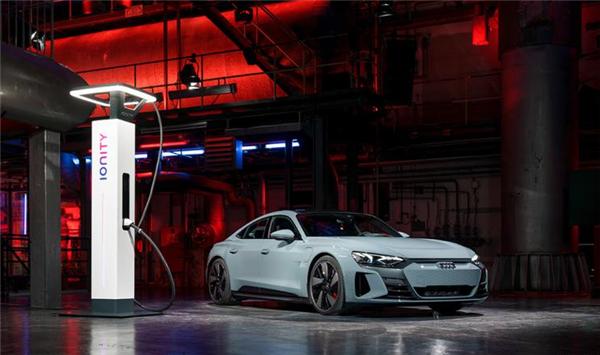 Audi e-tron GT suspected of charging fire: serious damage to the front ...