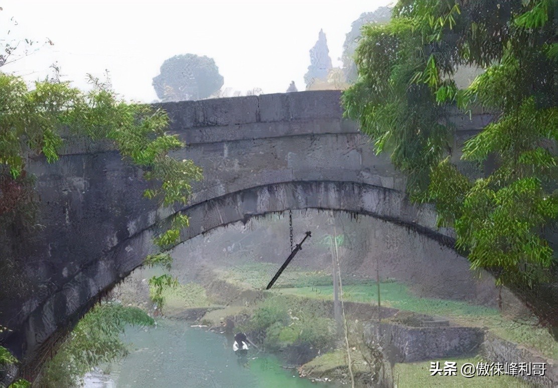 Walking along the river is a big Jiao, and Jackie Chan when entering ...