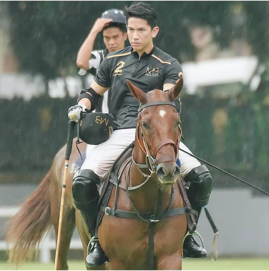 The prince of Brunei who is more handsome than Wu Zun, flies a plane ...