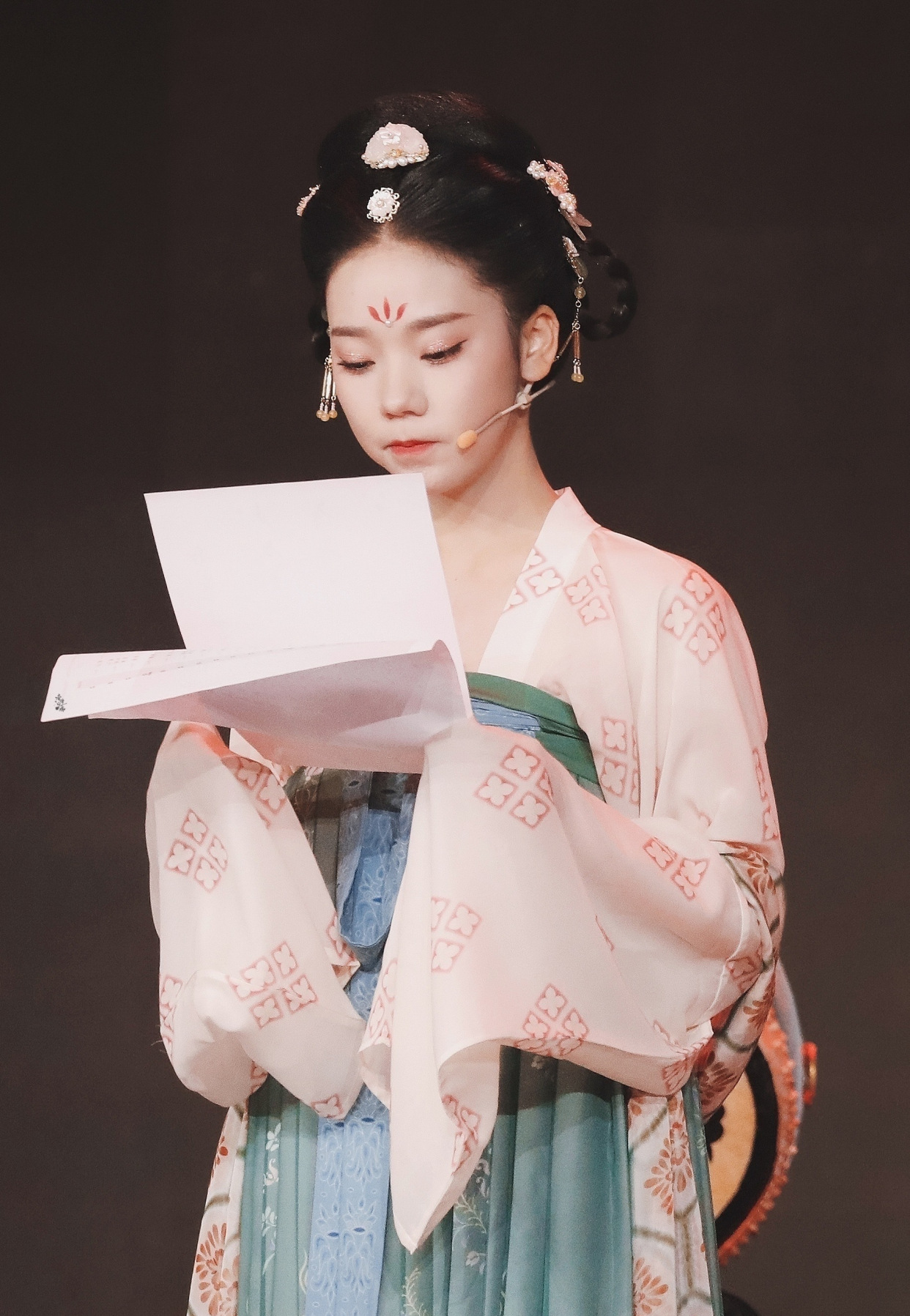 Zhang Zining's classical temperament has no choice. She is charming and ...