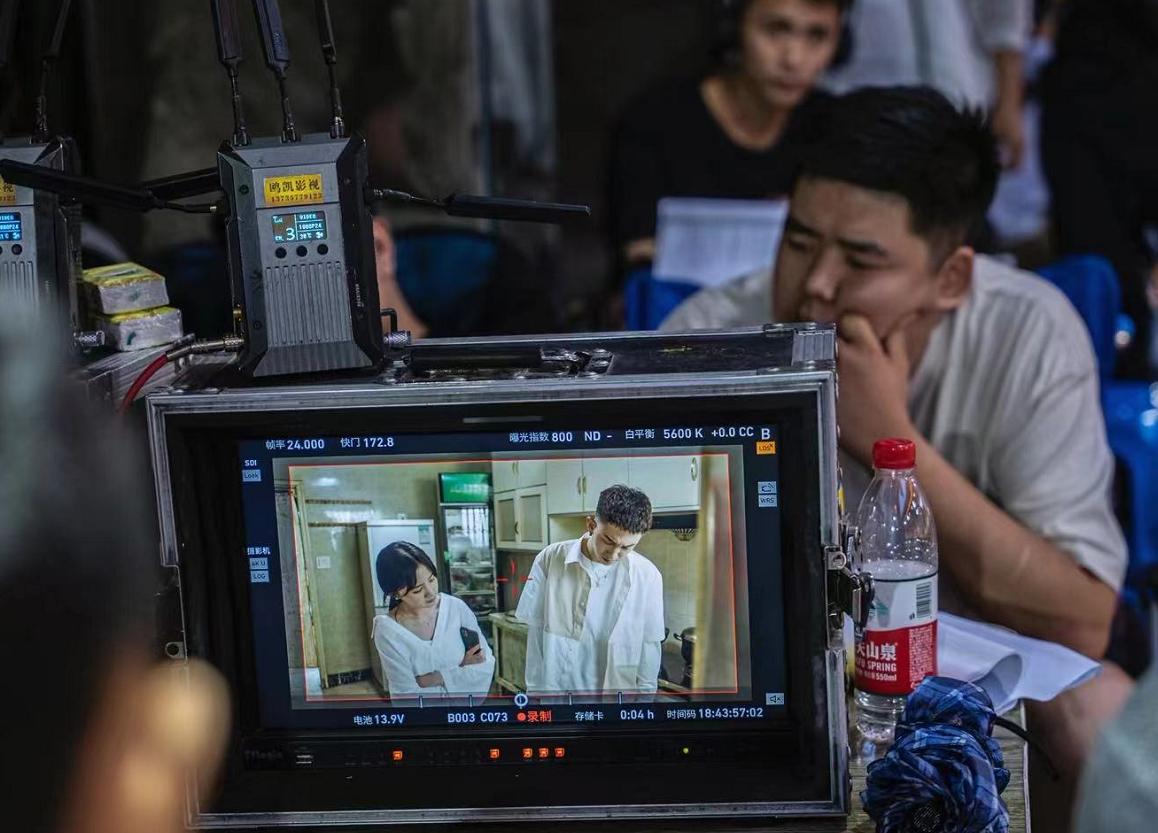 Internet celebrity Li Yaoyang shoots a web drama, the scene conflicts with the director, and the ...