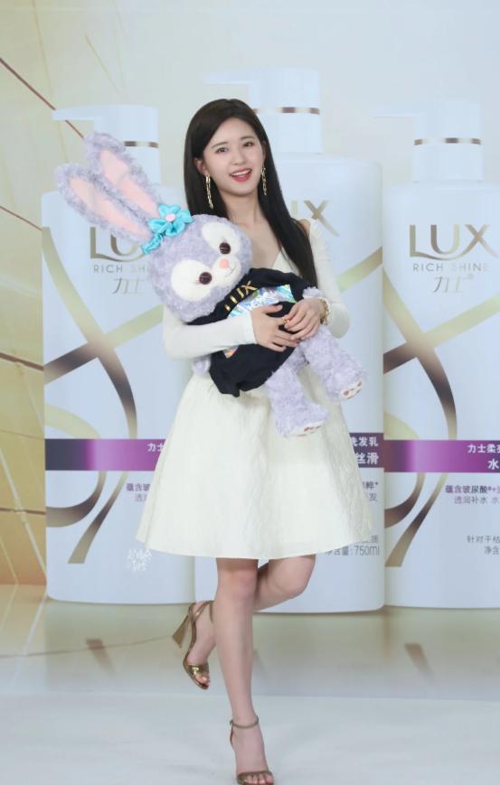 Zhao Lusi's active life picture came out, and she saw her real face ...