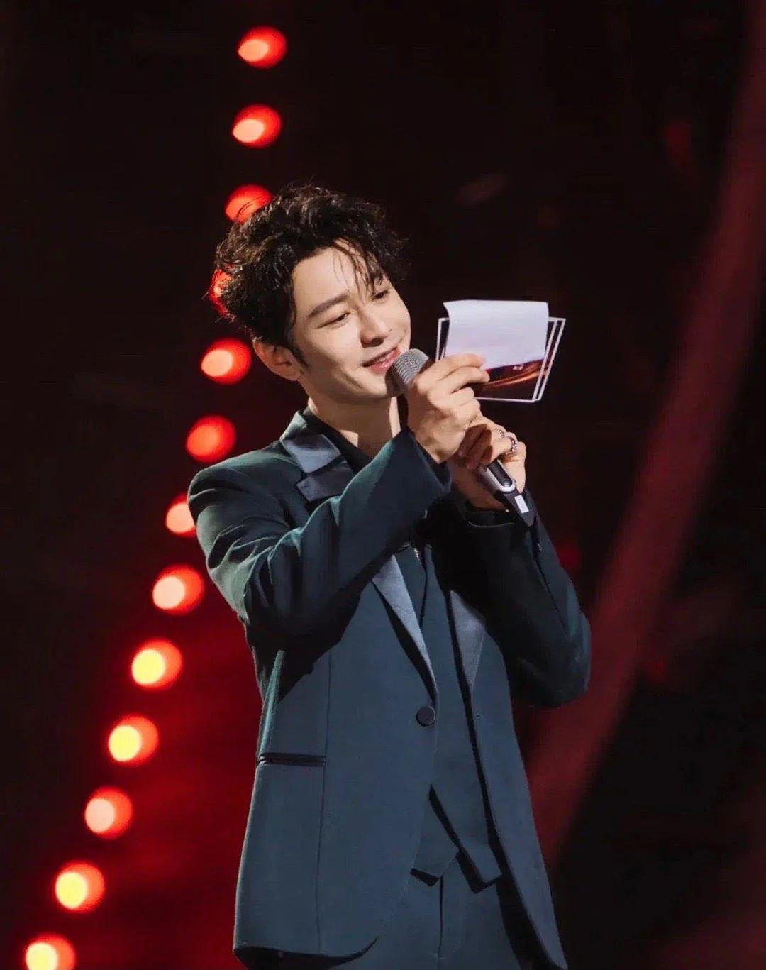 What is the background of Qi Sijun, the host of "Big Brother Overcoming ...