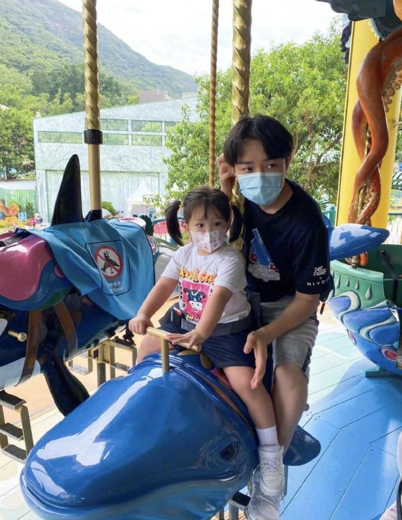 Li Ya-nan's eldest daughter feeds water to his younger sister, Gabby is ...
