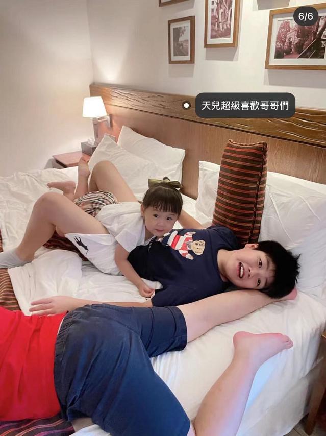 Chen Huilin's family of four attended the party, 12-year-old Liu Sheng was exposed head-on, and ...