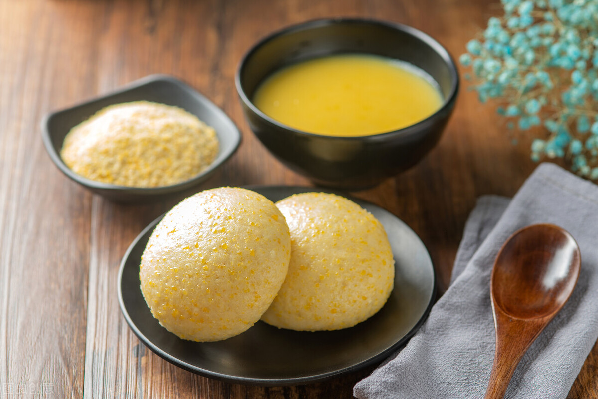 To make cornmeal steamed buns, master one trick. The steamed buns are ...
