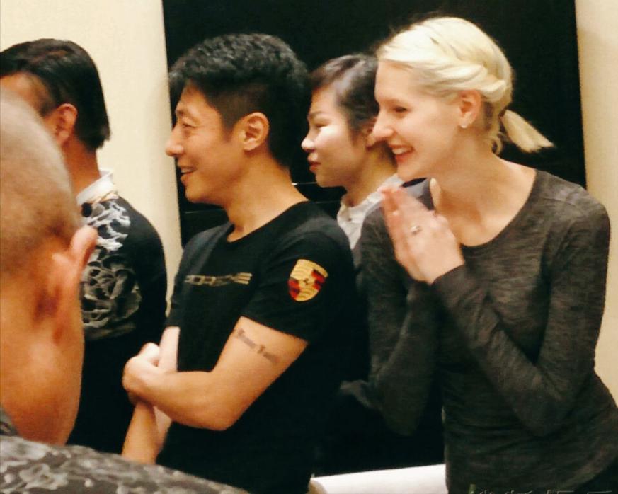 Sa Beining and his wife appeared in the pub to drink, and they had a ...