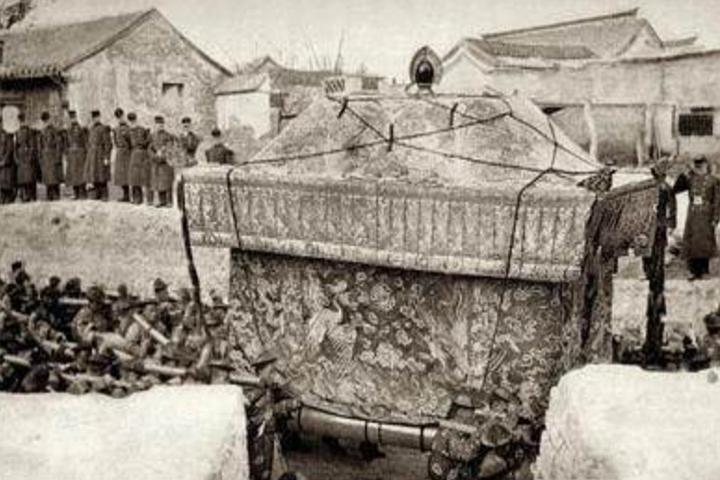 After the death of Empress Dowager Cixi, the body was placed for a year ...