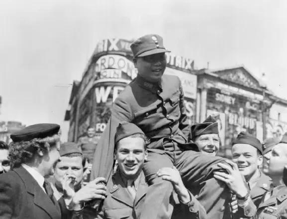 The Red Army peeking at the photos of Nazi girlfriends, the Japanese ...