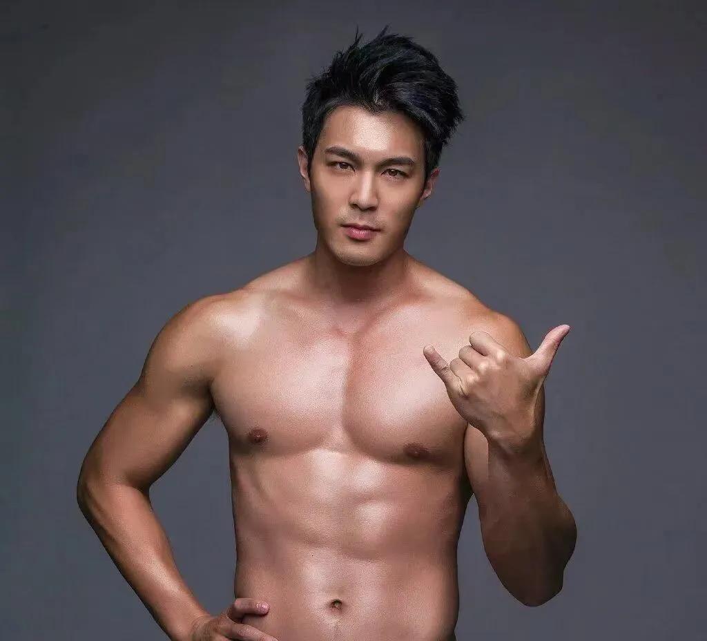 The thin muscles of the sportsman are charming, sweat and insist on ...