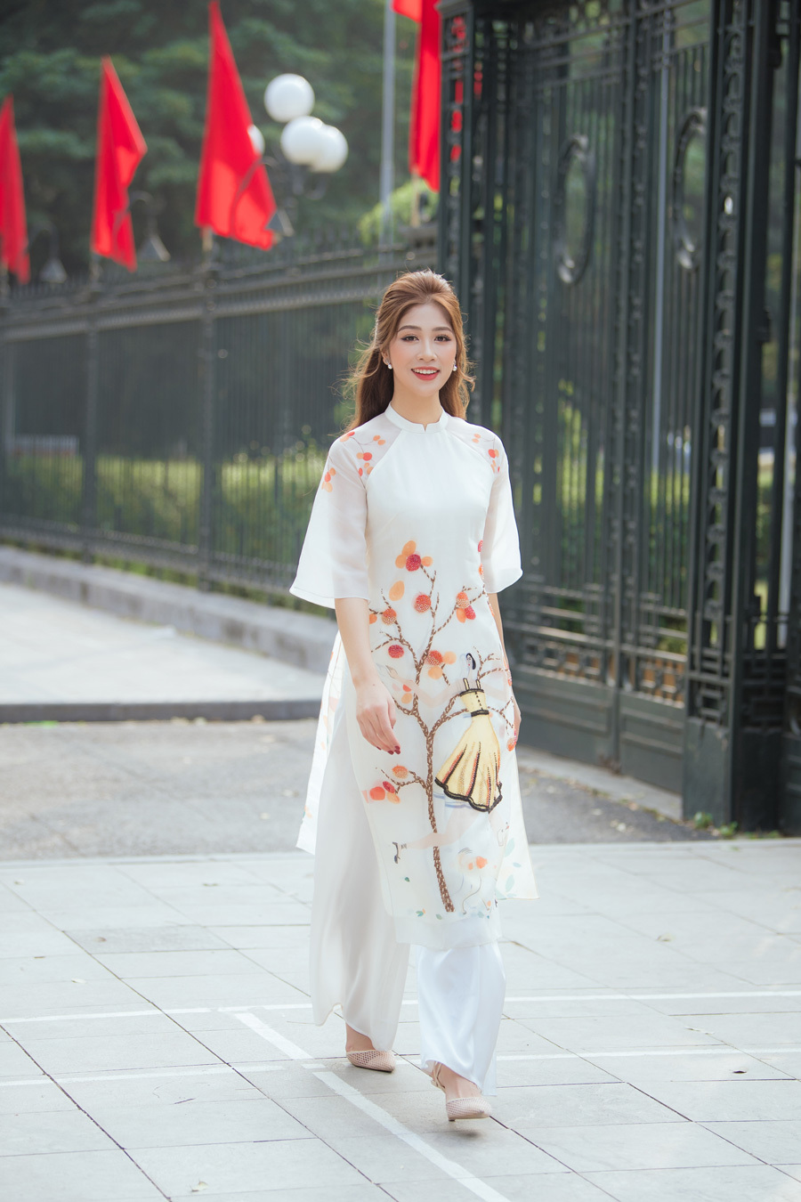 2020 Vietnam Top Ten Miss Dang Van Ly is very beautiful in long skirts ...