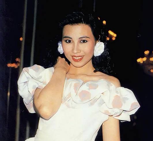 Hong Kong Bao Ling turned into the Queen of Jewelry, experienced two ...