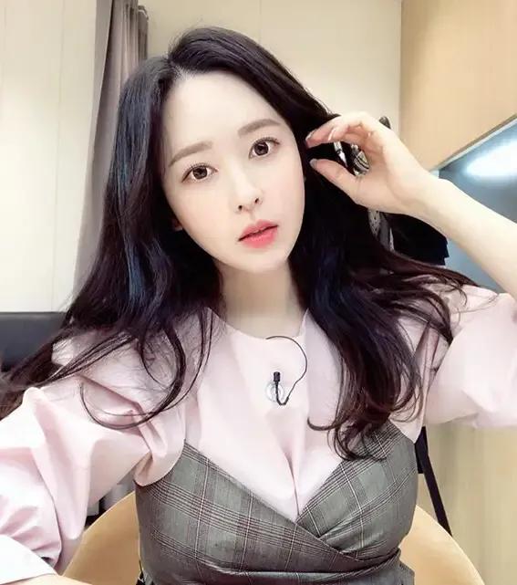 South Korean sexy actress Liu Xiaoying - iNEWS