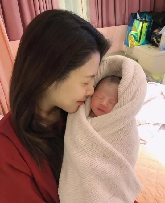 Female artist 4 prenatal women, generous sun, nature, postpartum color ...