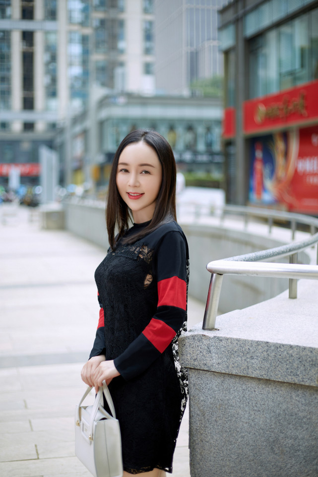 Wei Xinyu's street shots are exposed again, and the clothes are styled and the temperament is ...