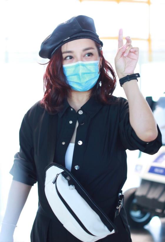 Chen Songling's outfit is really girly!Black jumpsuit with beret, age ...