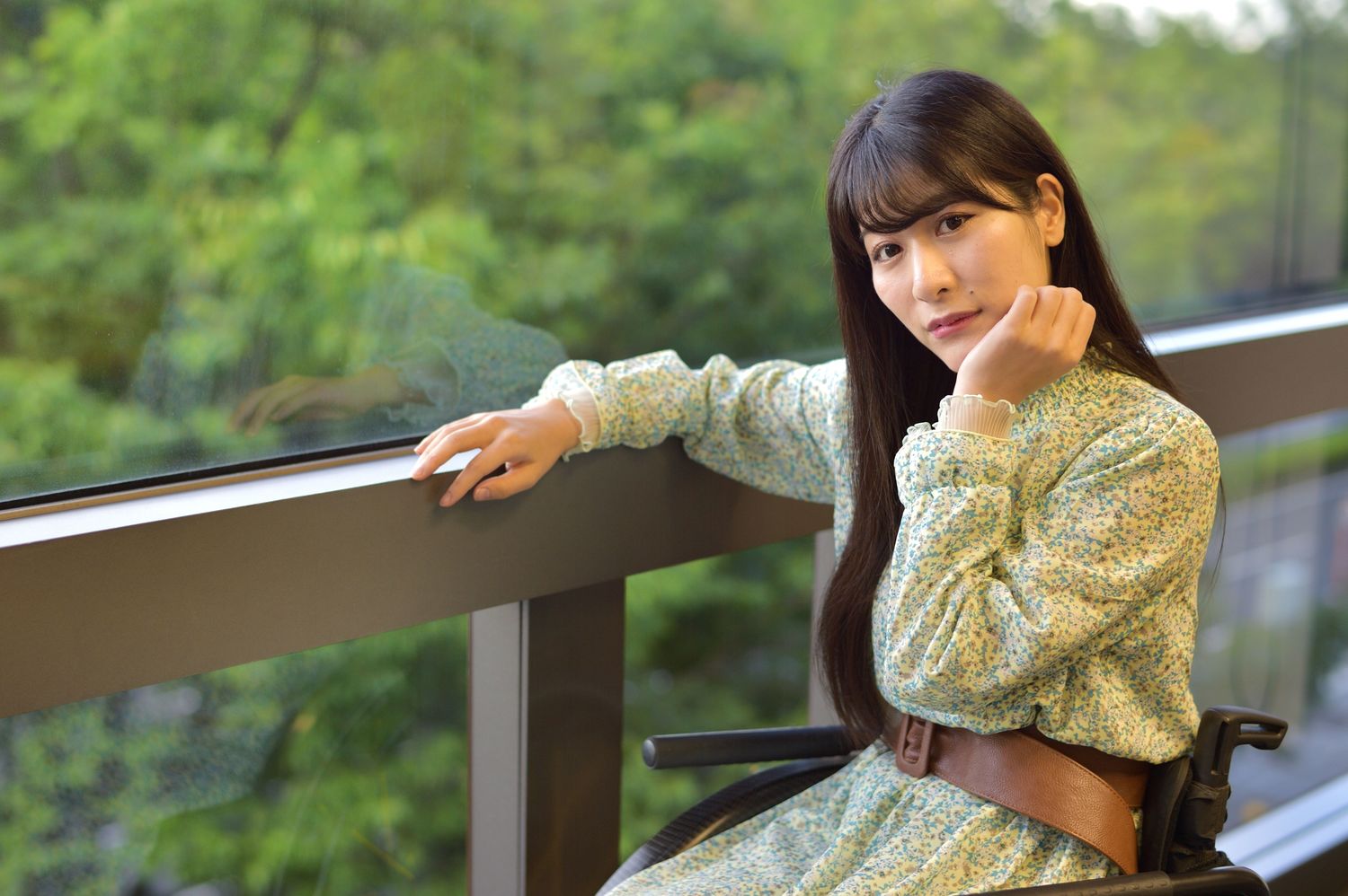 Japanese actress was hit by a giant billboard!Paralyzed in a wheelchair ...