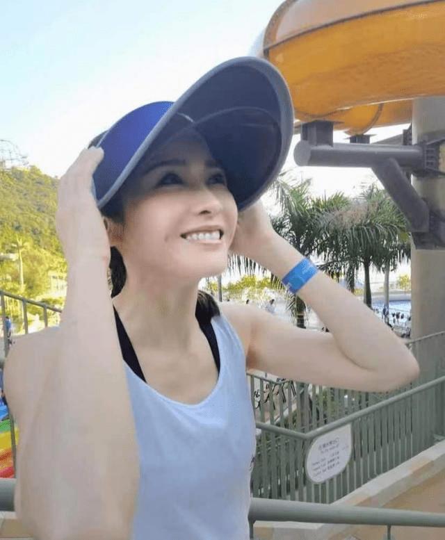 Gigi Lai Wears A Swimsuit To Take A Selfie And A Girl With Right