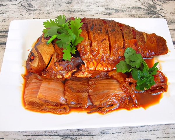 Crispy crucian carp with cabbage - iNEWS