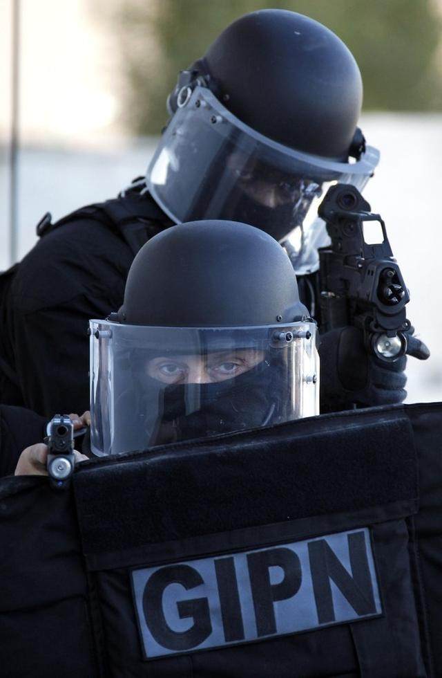 French special police force main battle weapon with German G36C assault ...