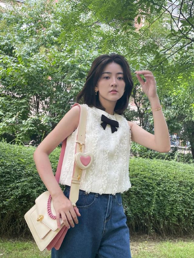 After breaking up, Liang Jie is even more young, wearing a short top ...