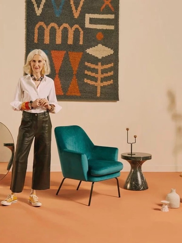 The 62-year-old fashionable grandma is on fire, her white hair looks ...