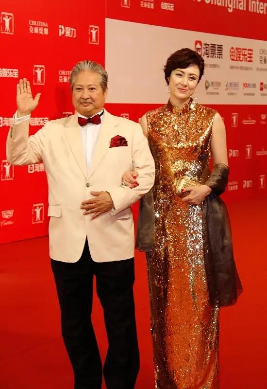 Sammo Hung's vision is really poisonous. The 56-year-old wife wears a ...