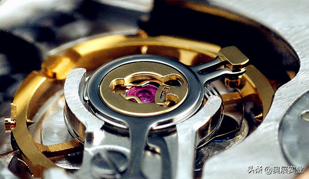 The ultimate craftsmanship, those "inconspicuous" screws in the watch ...
