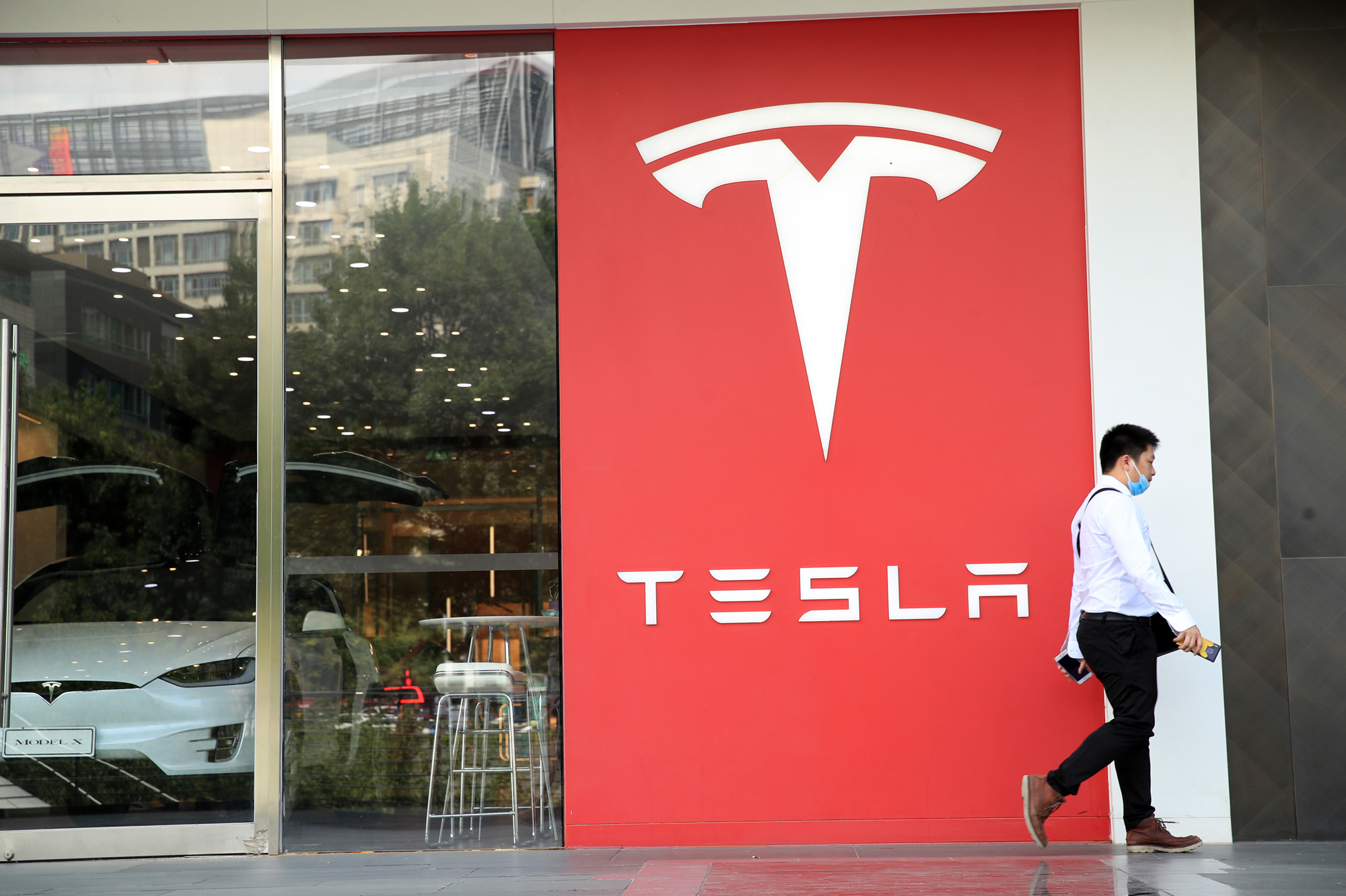 A butterfly flaps its wings!Tesla sales plummeted by nearly 10,000 - iNEWS